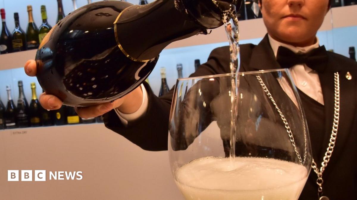 Government job advert for 'butler' disappears - BBC News