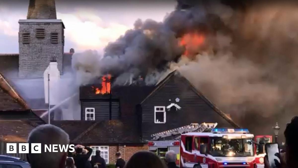 Ye Olde Six Bells in Horley, Surrey, wrecked by fire - BBC News