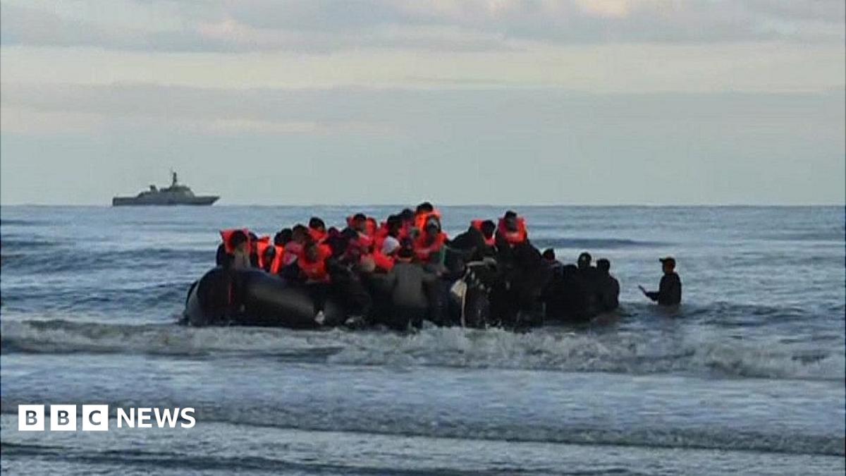 Migrants cram onto small boat in Calais during BBC broadcast - BBC News