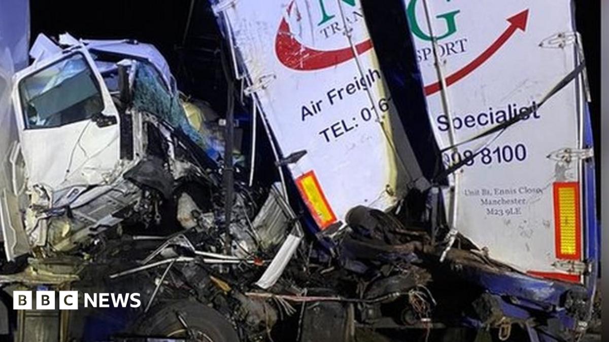 M40 in Oxfordshire closed after lorries and car crash - BBC News