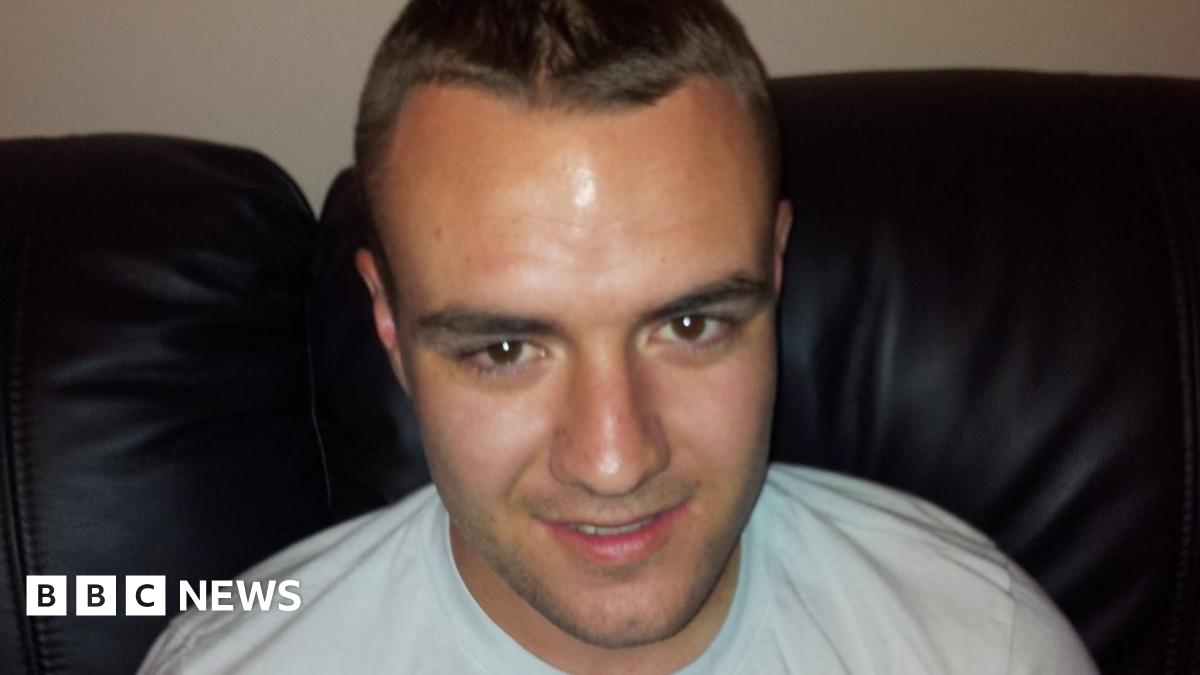 Andrew Mason death: Stab victim 'in wrong place, wrong time' - BBC News