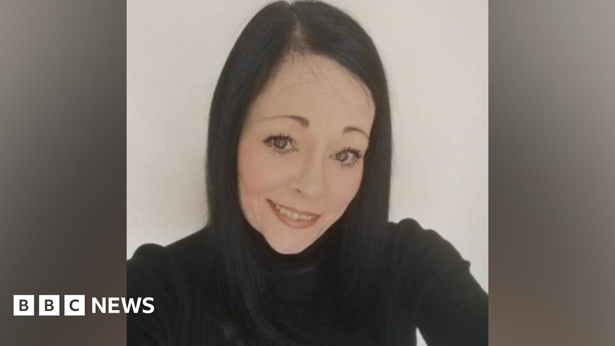 Kelli Bothwell: Man charged with woman's stabbing murder - BBC News