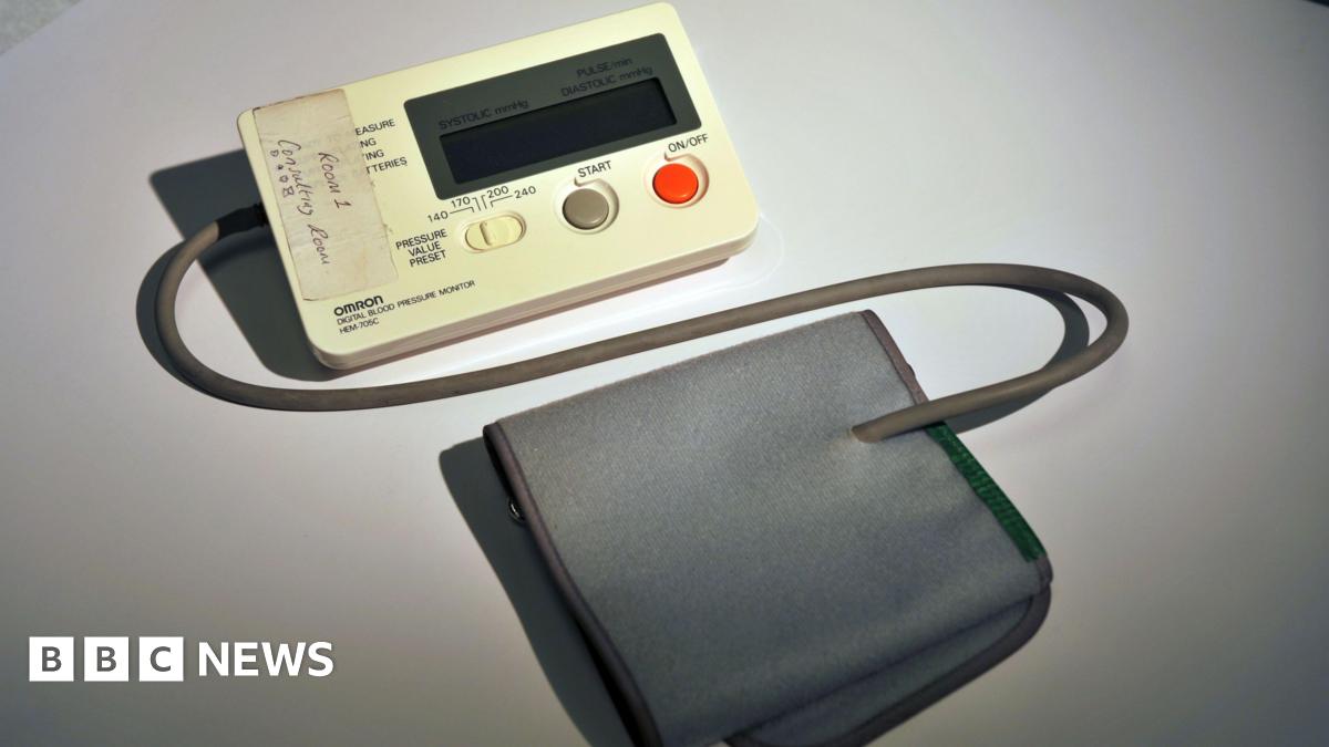 Cornwall libraries offer blood pressure monitors - BBC News