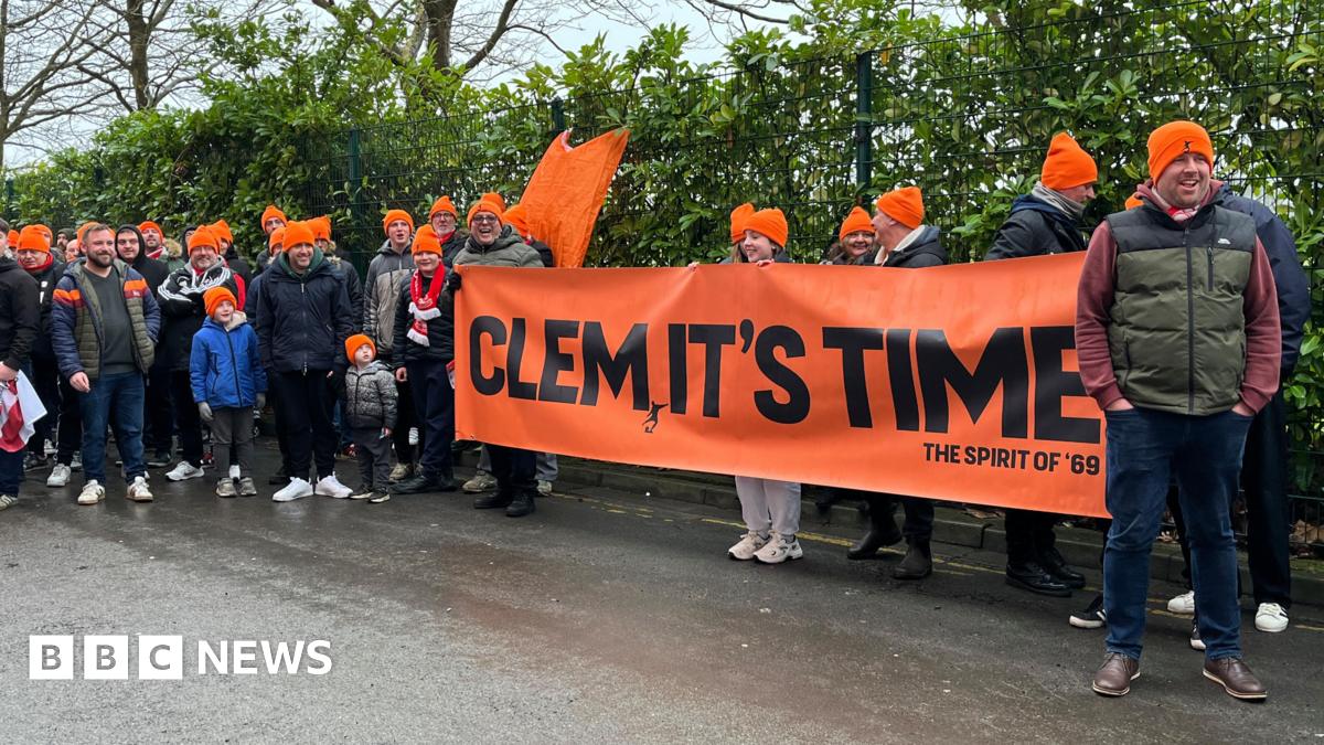Protesters demand Swindon Town FC owner sells club - BBC News