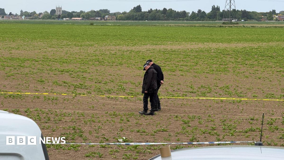 Walton Highway human bones investigators close off field area - BBC News