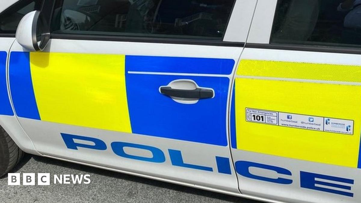 Cyclist, 18, dies after crash with car in Immingham - BBC News