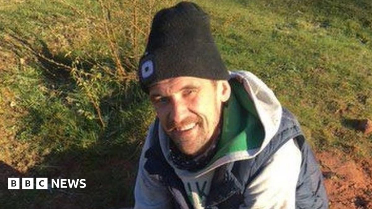 Ashley Walsh: Men jailed for body-in-suitcases murder - BBC News