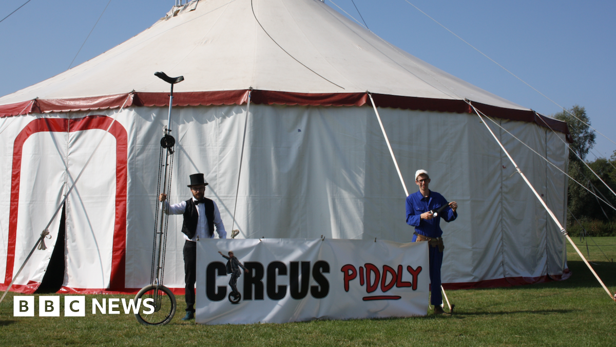 Circus Piddly: UK's 'smallest tented circus' comes to Chippenham - BBC News