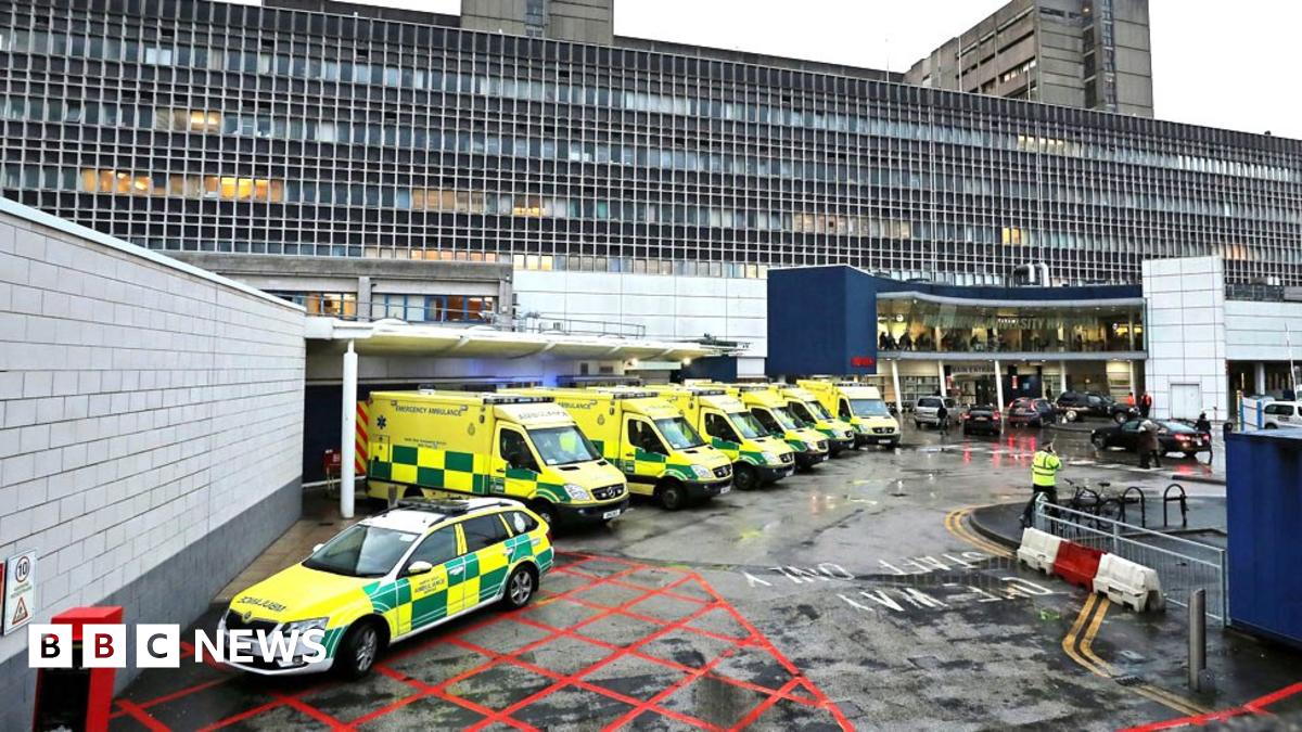 10 charts that show why the NHS is in trouble - BBC News