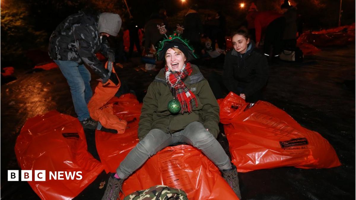 Temperatures plummet as thousands take part in Sleep in the Park - BBC News
