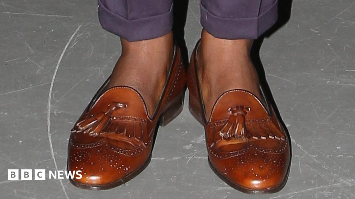 Why going sockless could be a health risk - BBC News