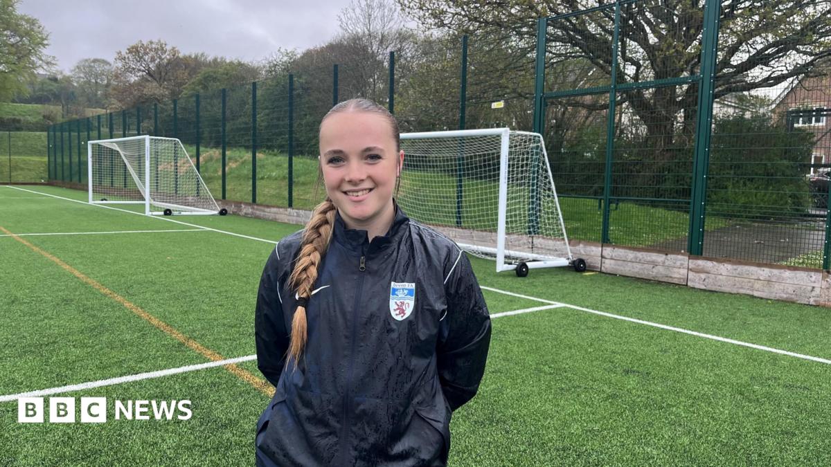 'Future Lionesses' aim to inspire Devon girls to try football - BBC News