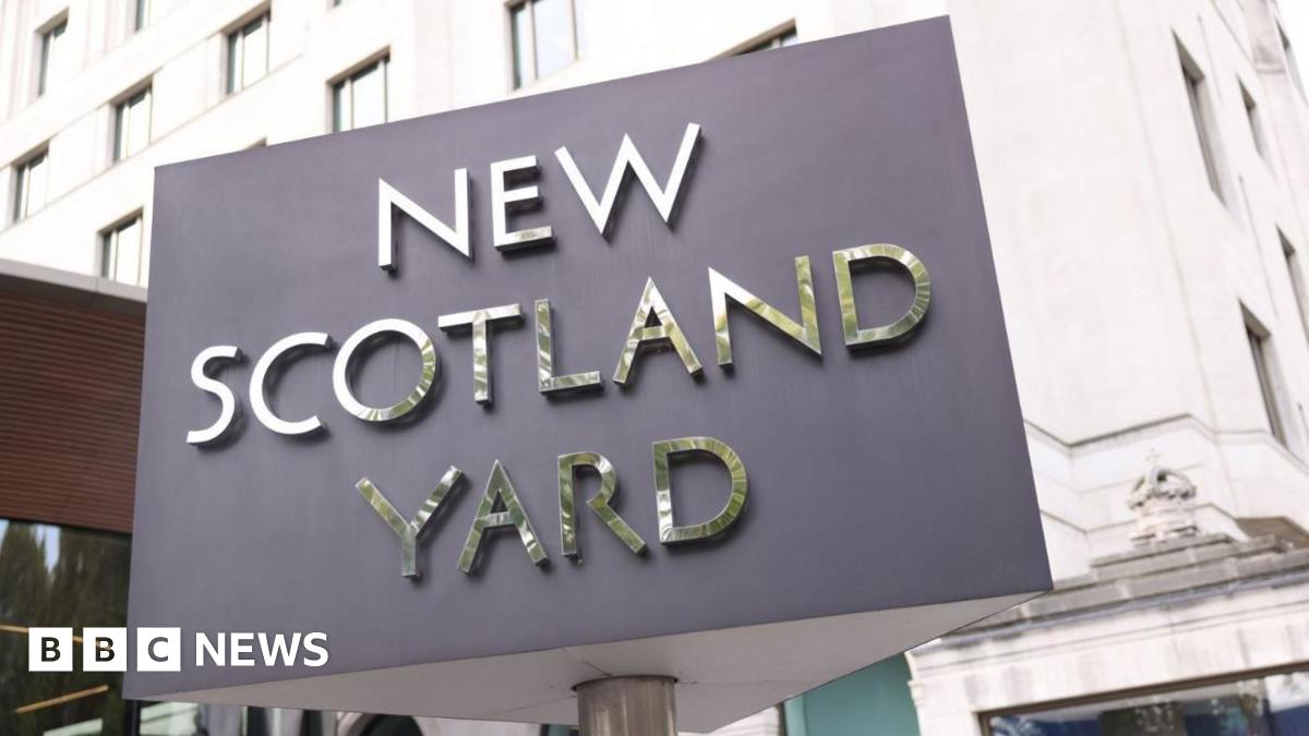 Met Police officer sacked over spray tan business - BBC News