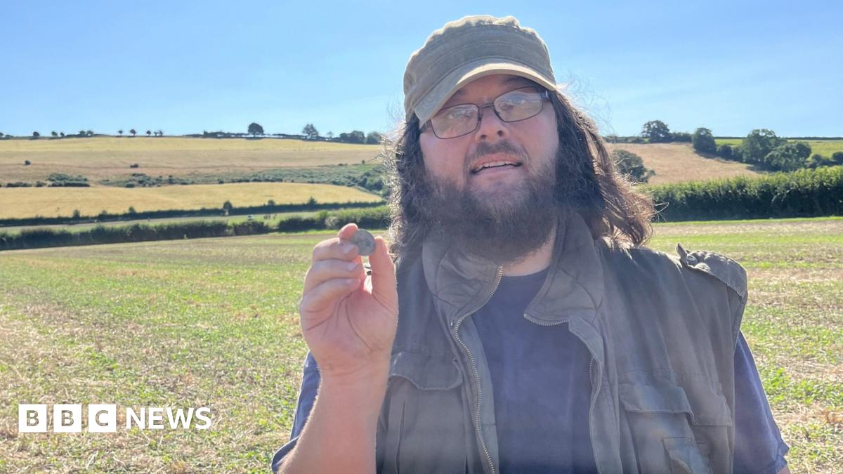 'TV's Detectorists inspired me to unearth mysterious gold ring' - BBC News