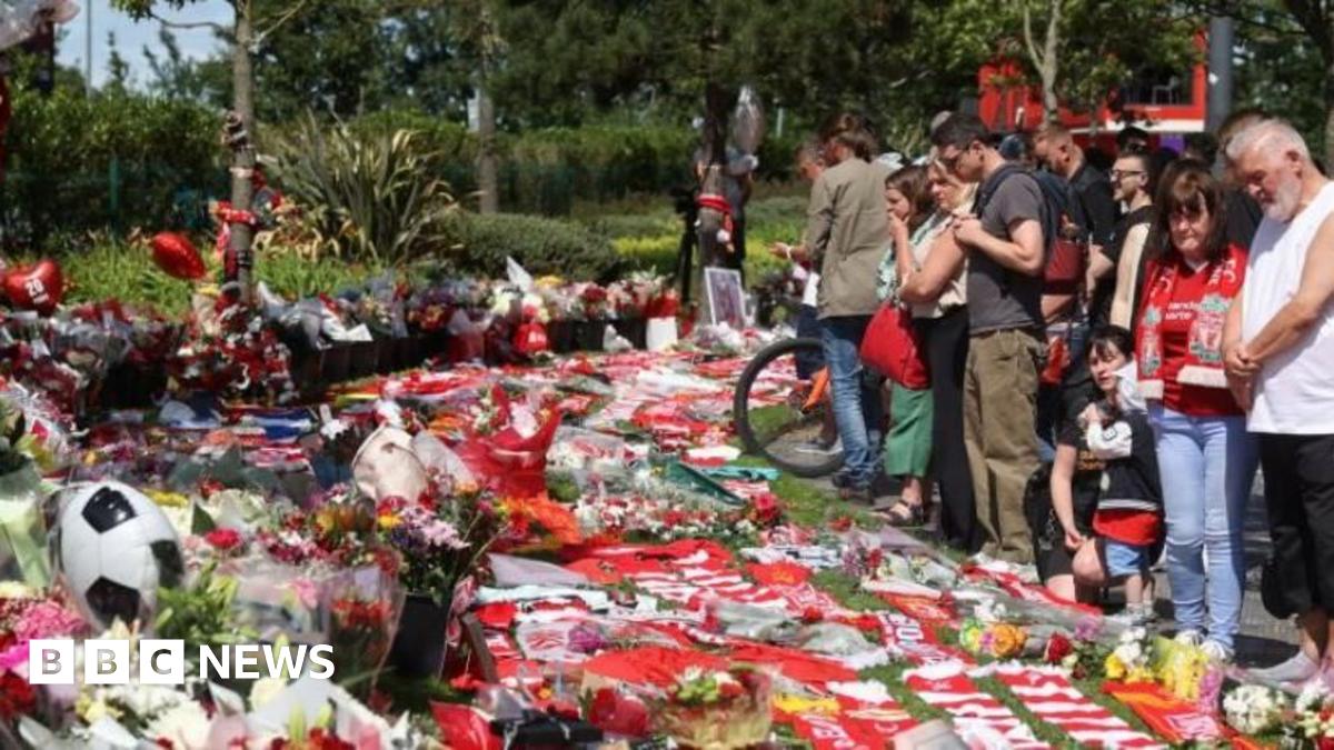 Diogo Jota death prompts outpouring of grief from Liverpool fans - BBC News
