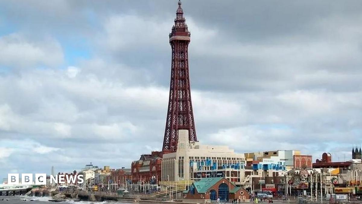 'I sleep on Blackpool promenade - there's else nowhere to go' - BBC News