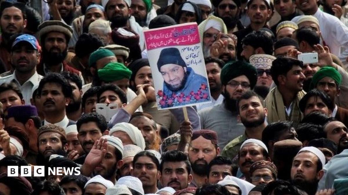 Pakistan Salman Taseer murder: Thousands mourn at Mumtaz Qadri funeral ...