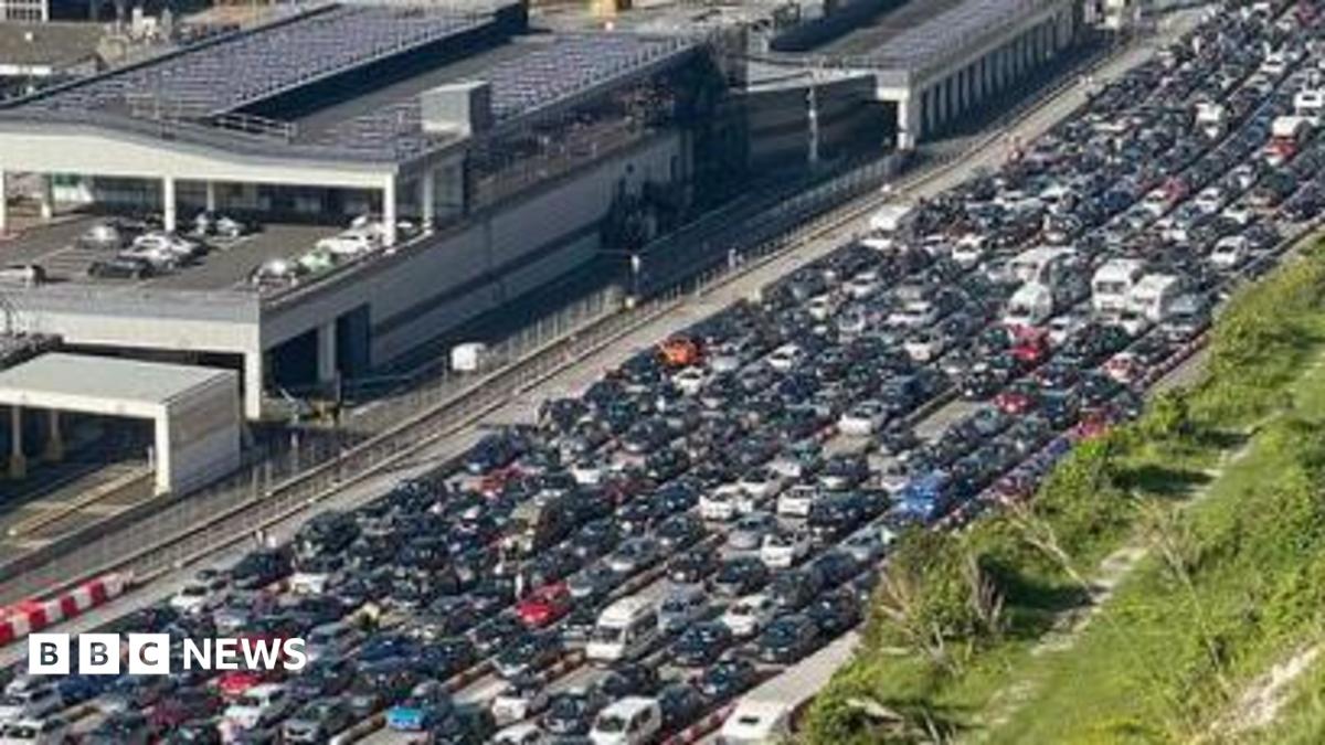 Dover: Review planned after Kent port town faced traffic issues - BBC News