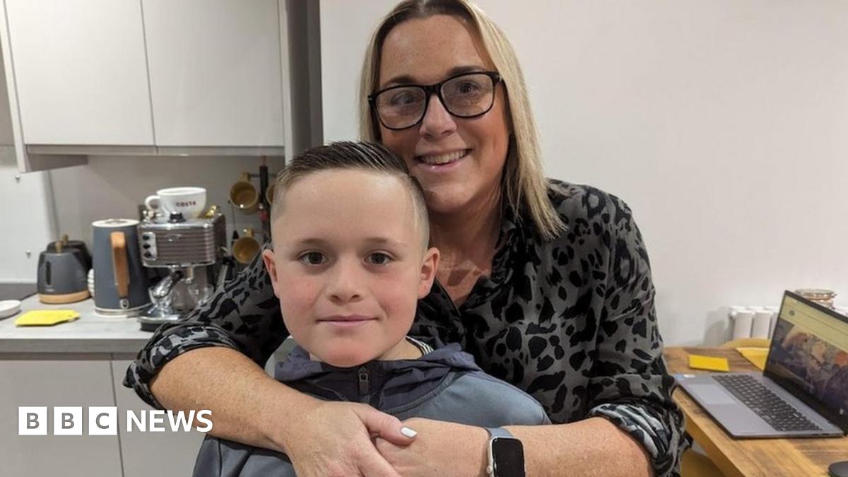 Boy's eye damage from laser pen prompts surgeon's warning - BBC News