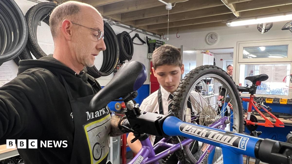 Bicycle repair project in Cornwall brings old bikes back to life - BBC News