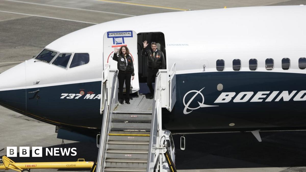 Boeing halts test flight of new plane - BBC News