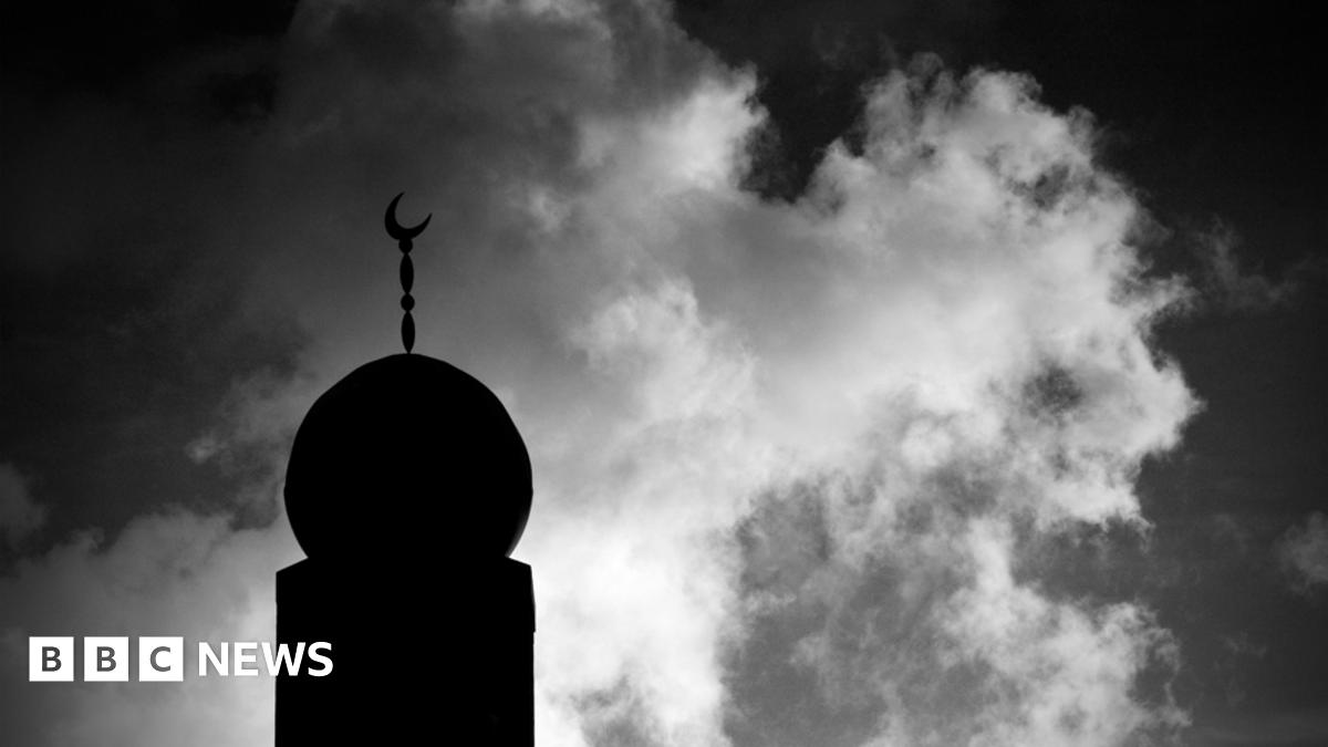 The ex-Muslim Britons who are persecuted for being atheists - BBC News