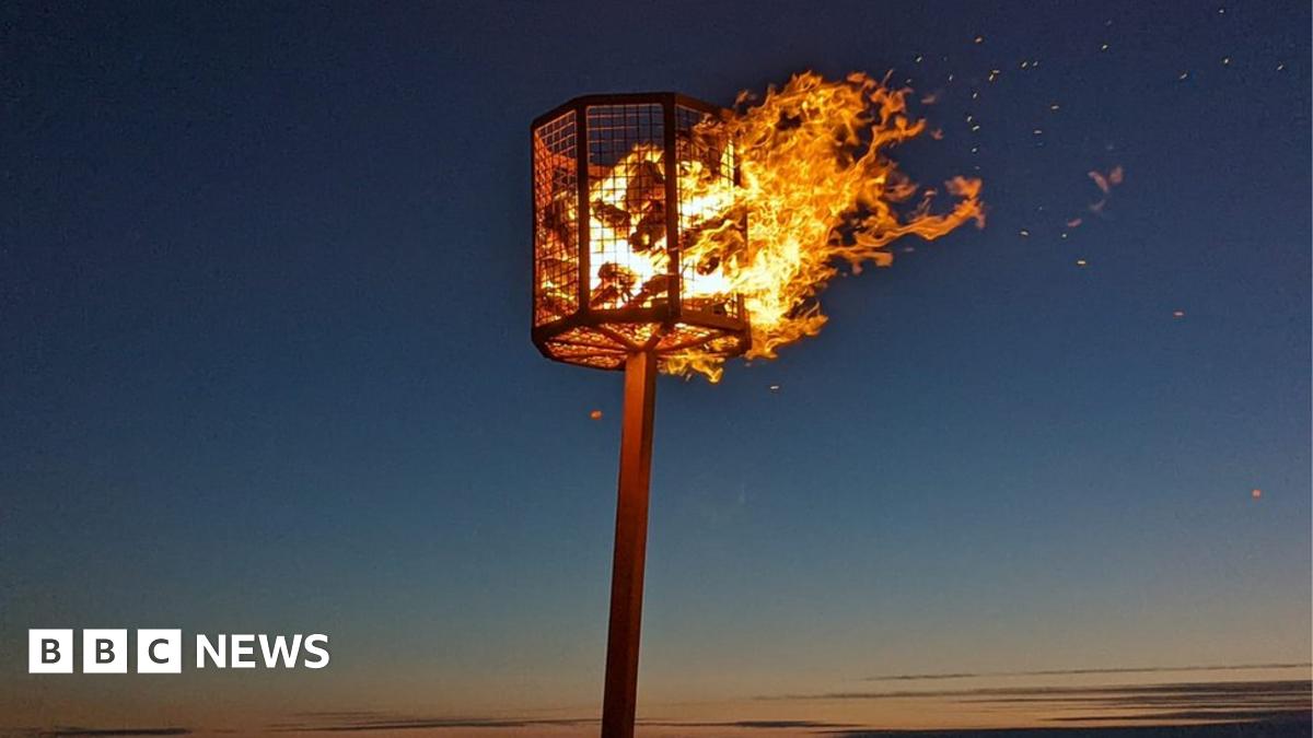 Platinum Jubilee: Thousands of beacons lit in Wales - BBC News