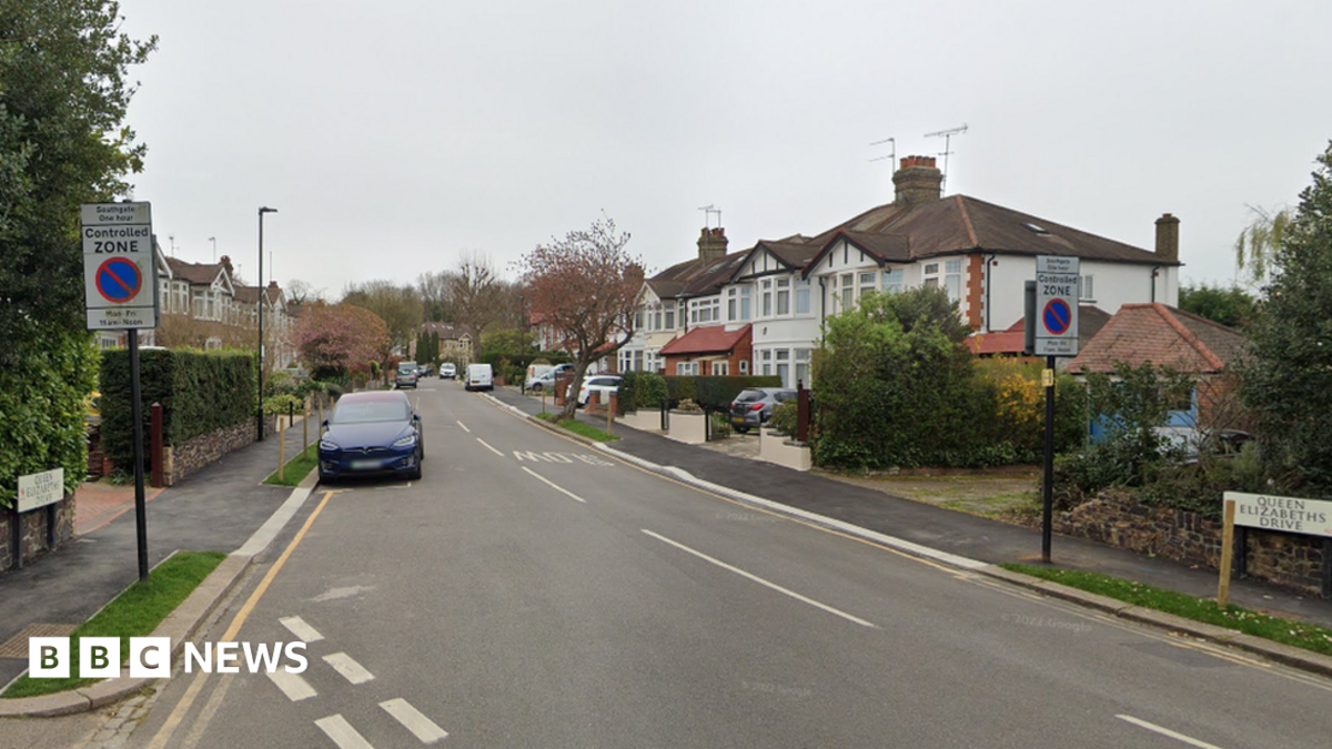 Southgate: Man, 30, held by police after fatal stabbing - BBC News