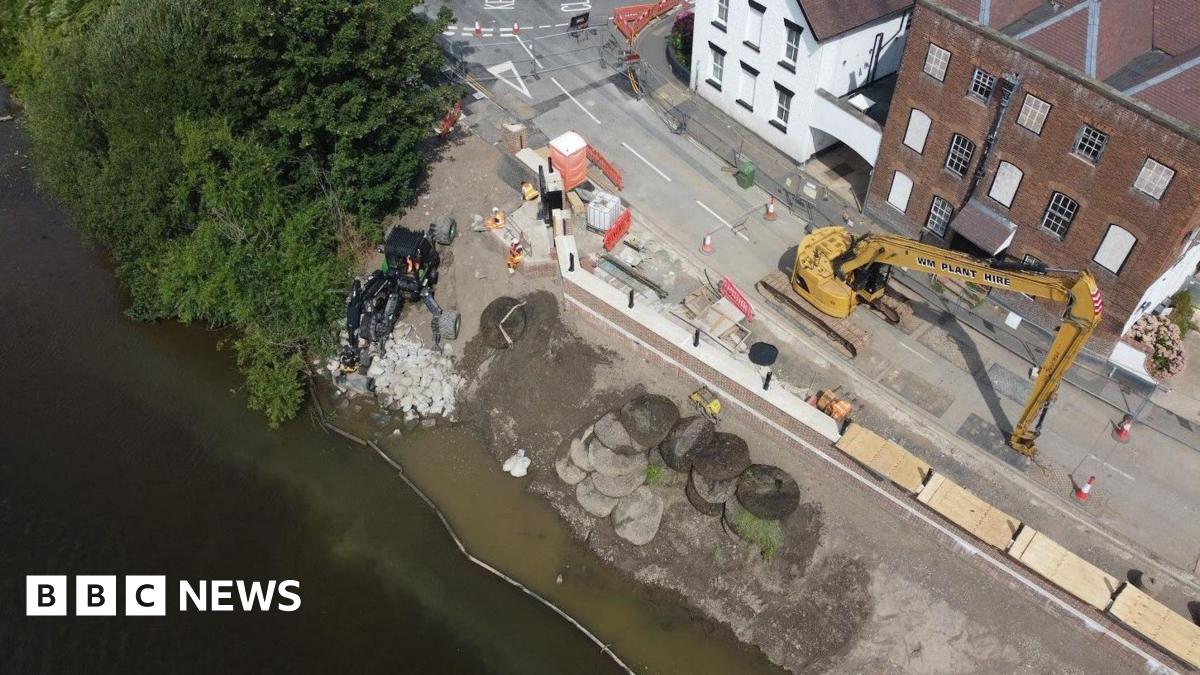 Environment Agency 'confident' in £10m Bewdley flood defences - BBC News