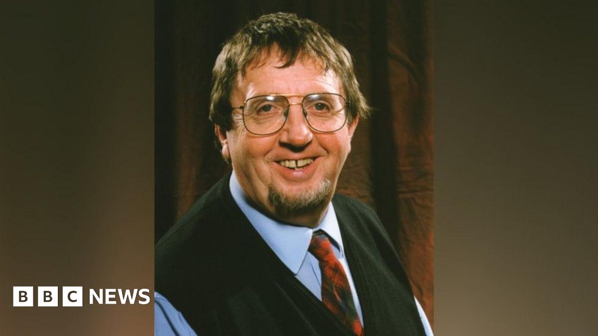Bedfordshire journalist Neil Roy dies aged 80 - BBC News