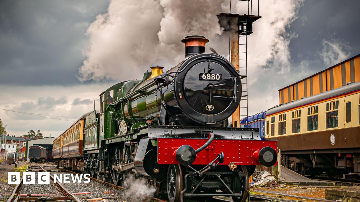 First passengers to ride newly-built steam train in Cotswolds - BBC News