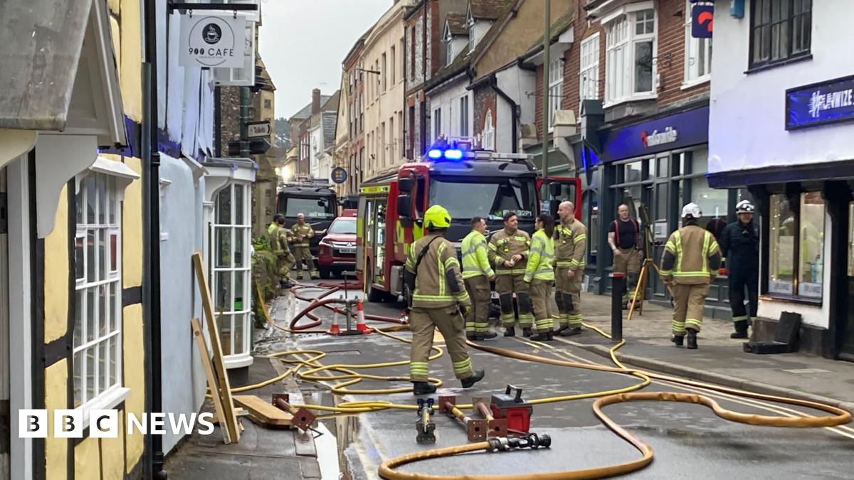 Wallingford: Fire extinguished at town centre café - BBC News
