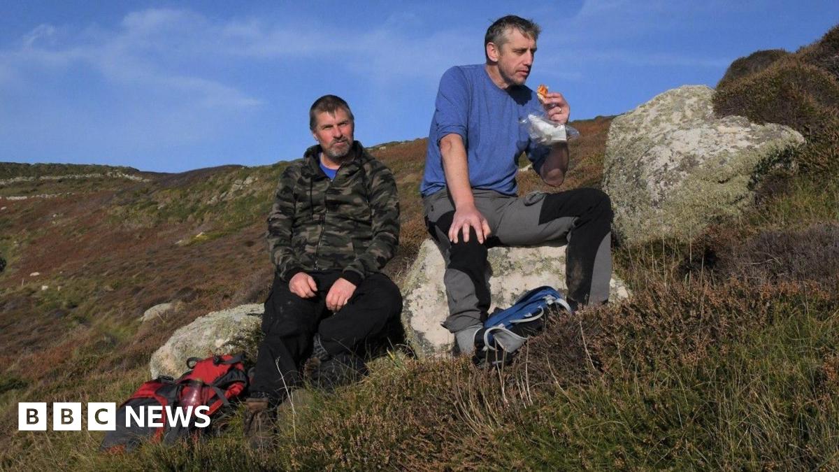 Kent man's 2,700 mile odyssey around perimeter of England - BBC News