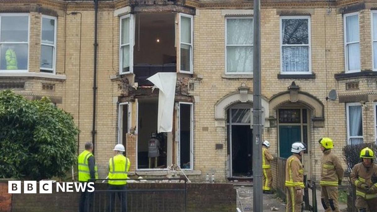 Man dies after an explosion and fire at a Hull flat - BBC News