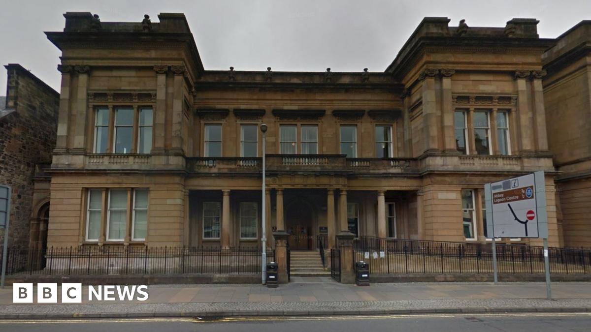 Scot Squad star Darren Connell fined over knuckleduster - BBC News