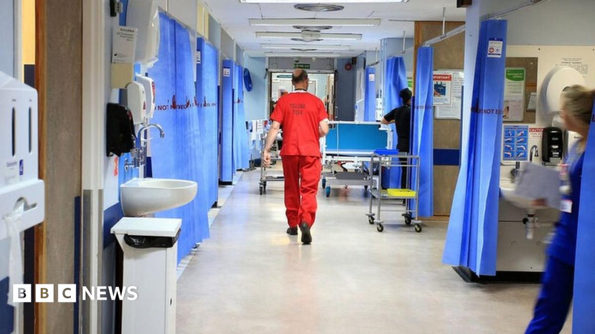 Junior doctors in Scotland accept new pay offer - BBC News