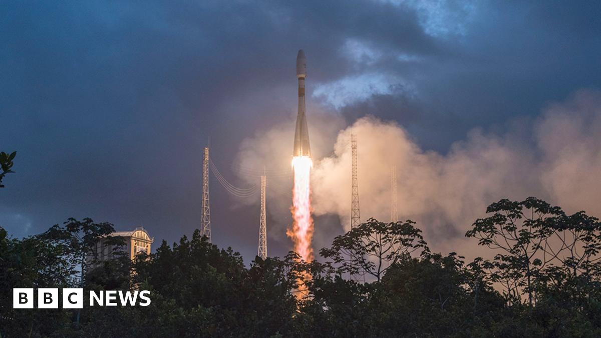 OneWeb launches mega-constellation pathfinder satellites - BBC News
