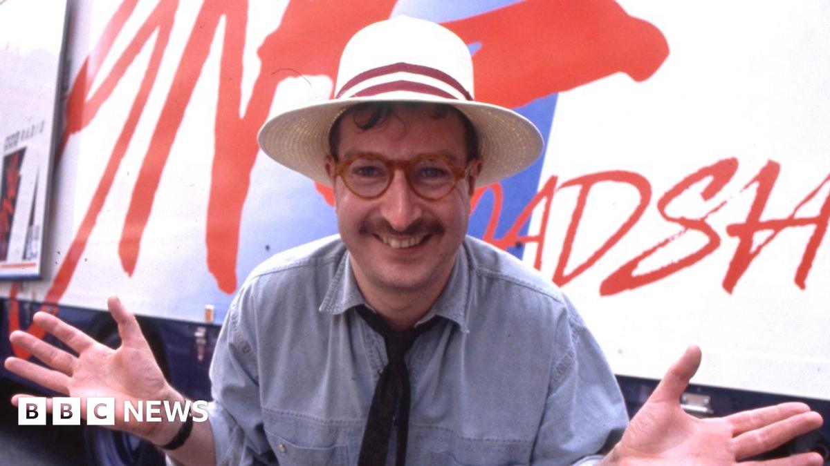 Steve Wright: A radio giant and a feel-good friend to millions - BBC News