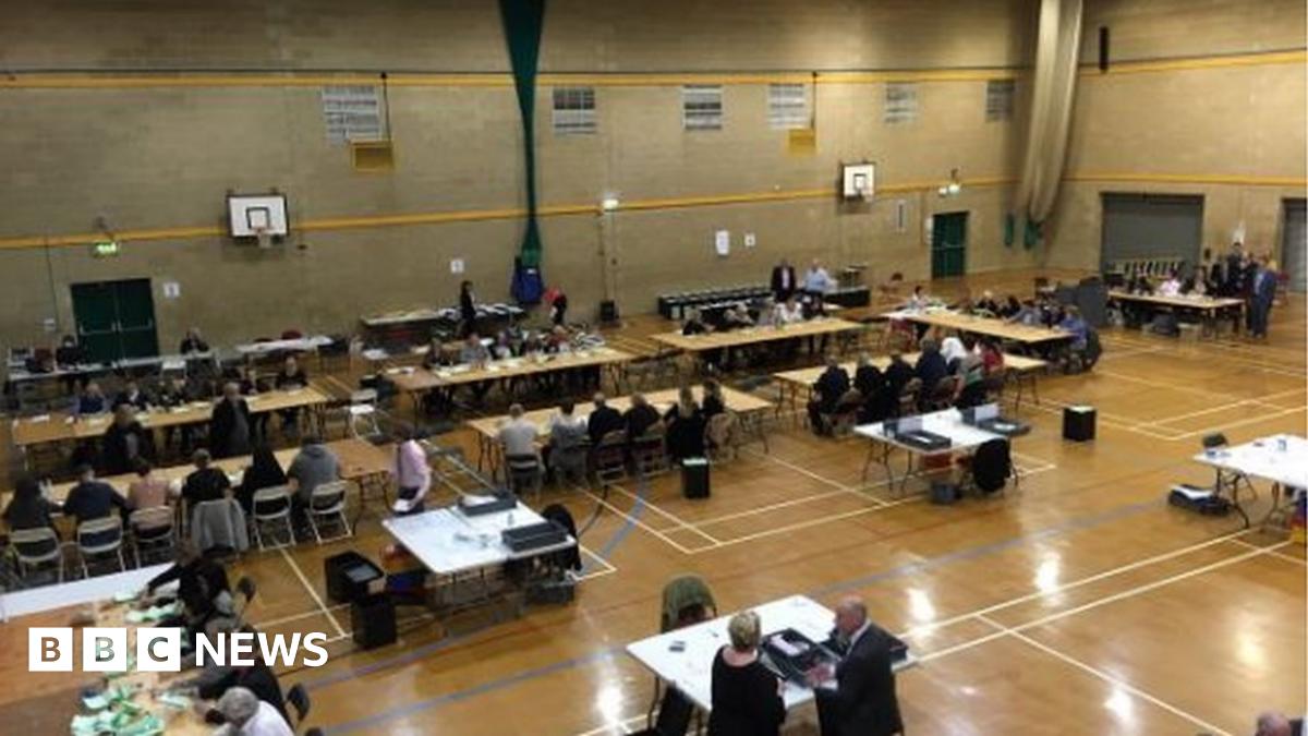 Tendring District Council: Two independents elected - BBC News