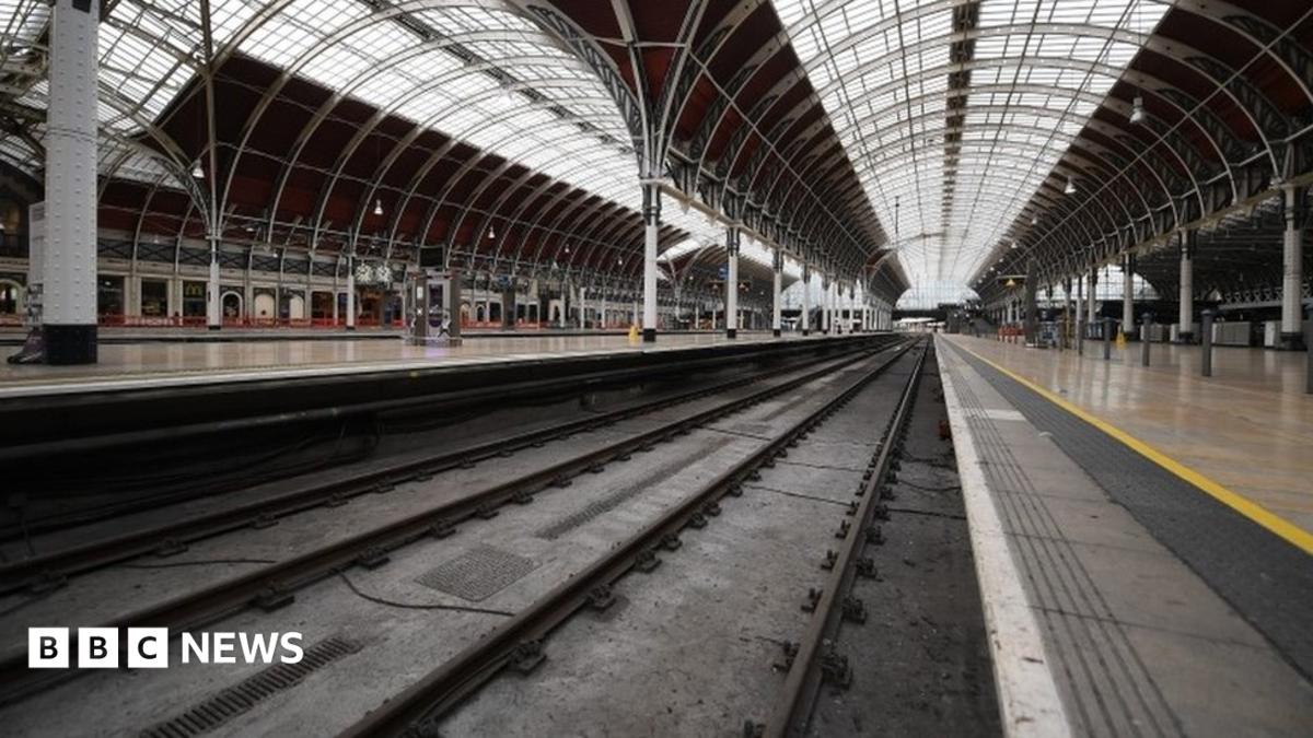 Conservatives attacked over Boxing Day rail 'standstill' - BBC News