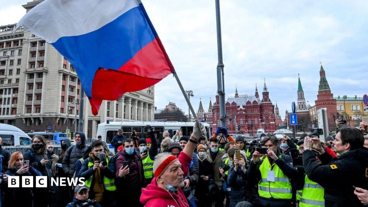 Alexei Navalny: Thousands across Russia defy ban on protests - BBC News