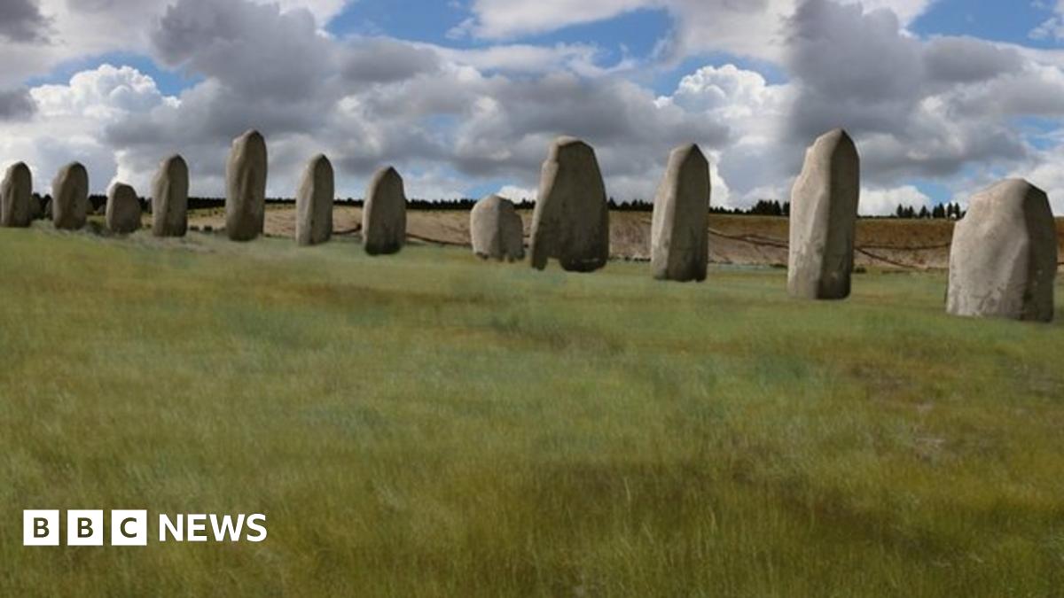 Stonehenge researchers 'may have found largest Neolithic site' - BBC News
