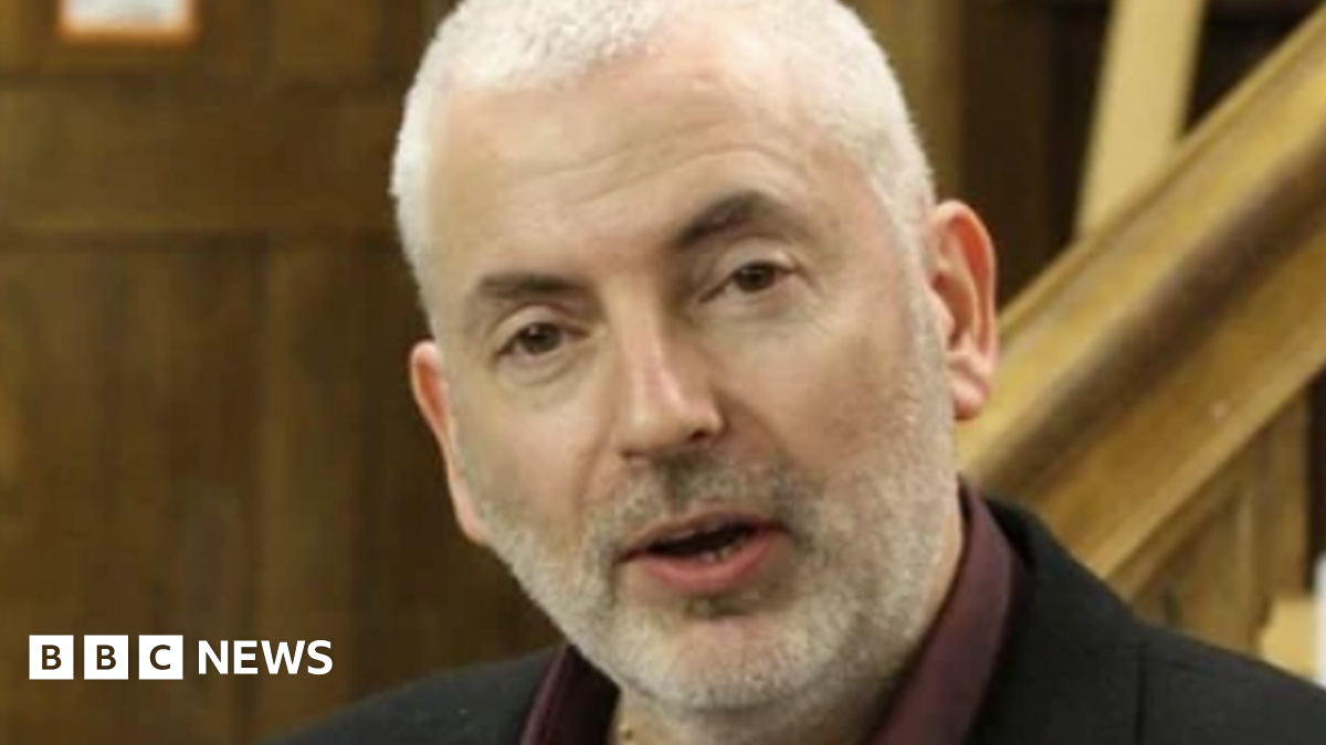 The men reading poetry at Dundee's lonely funerals - BBC News