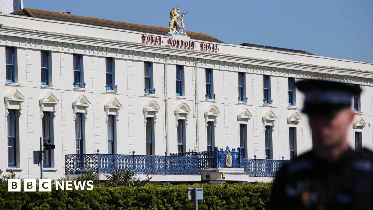 Bognor stand-off: Arrest after armed police called to 'knifeman' - BBC News
