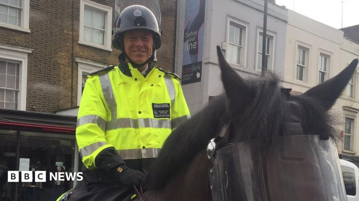 Met Police chief Hogan-Howe horse patrol at Chelsea-Arsenal - BBC News