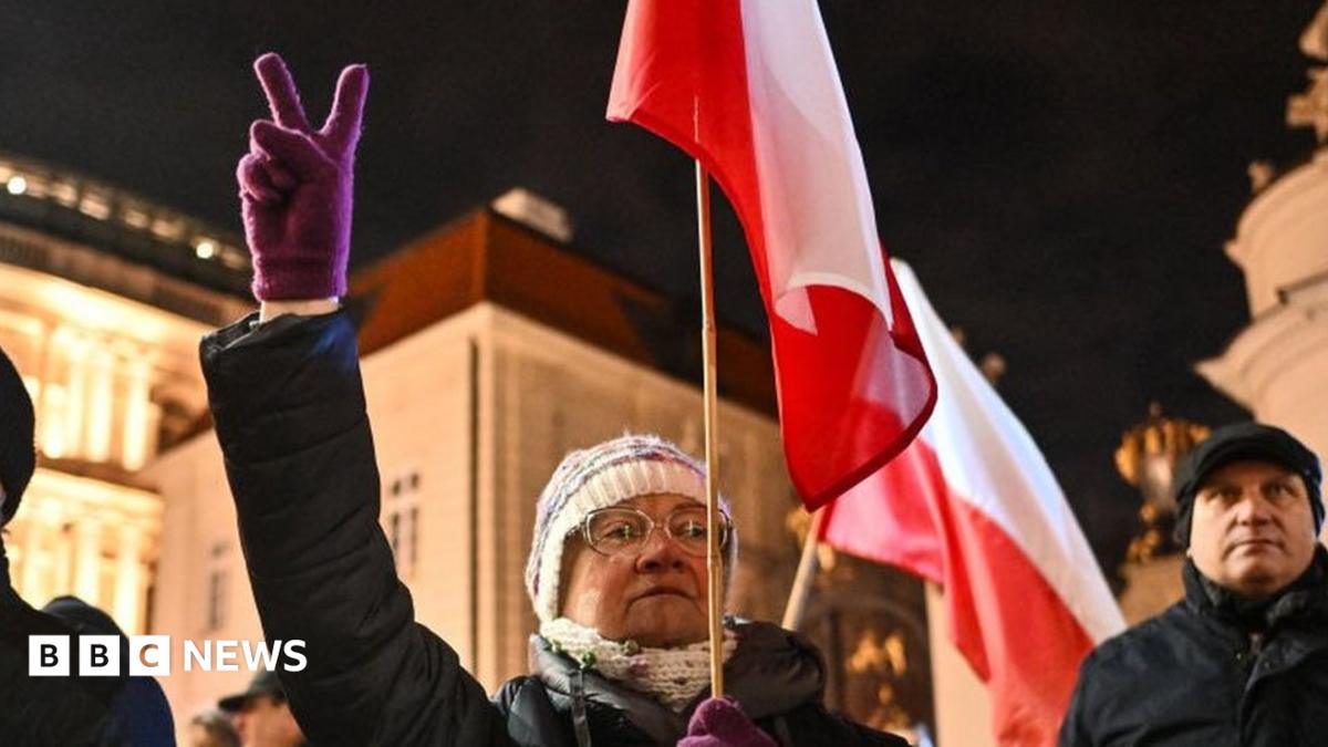 Polish police arrest politicians in presidential palace - BBC News