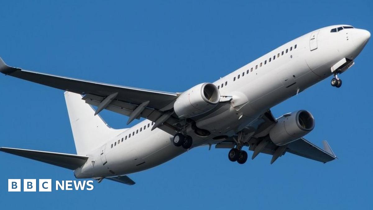 Stansted Airport: Balloon near miss recorded by Boeing 737 pilot - BBC News