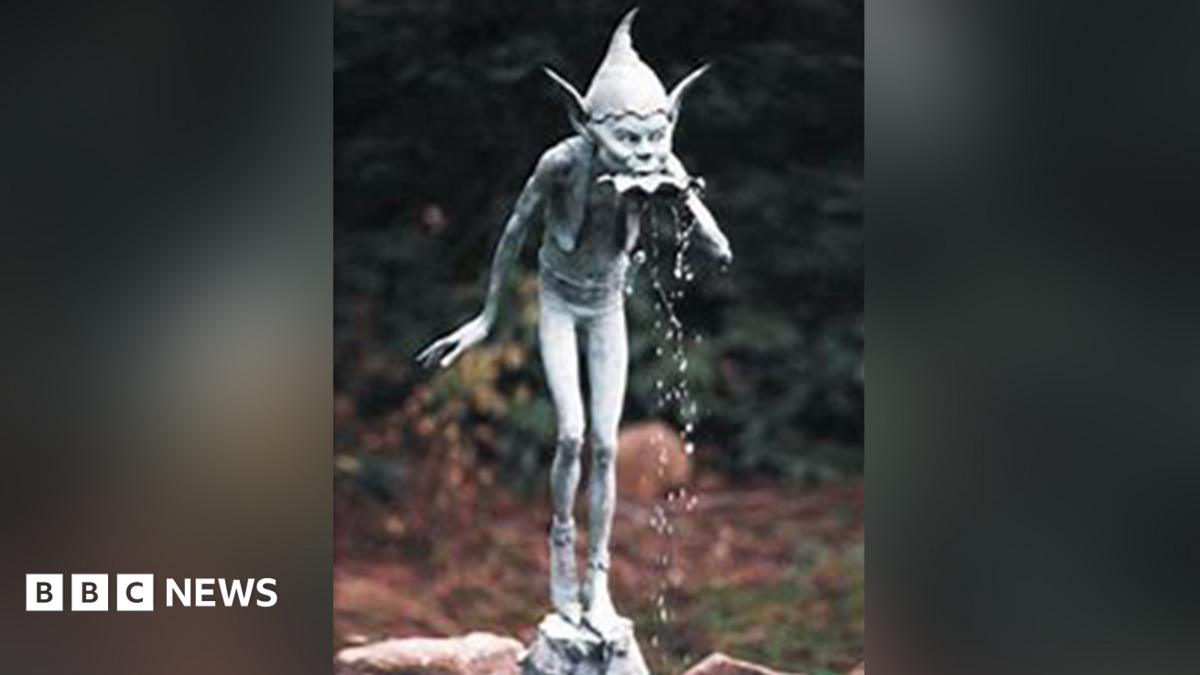 £15k David Goode elf statue stolen in Crickhowell - BBC News