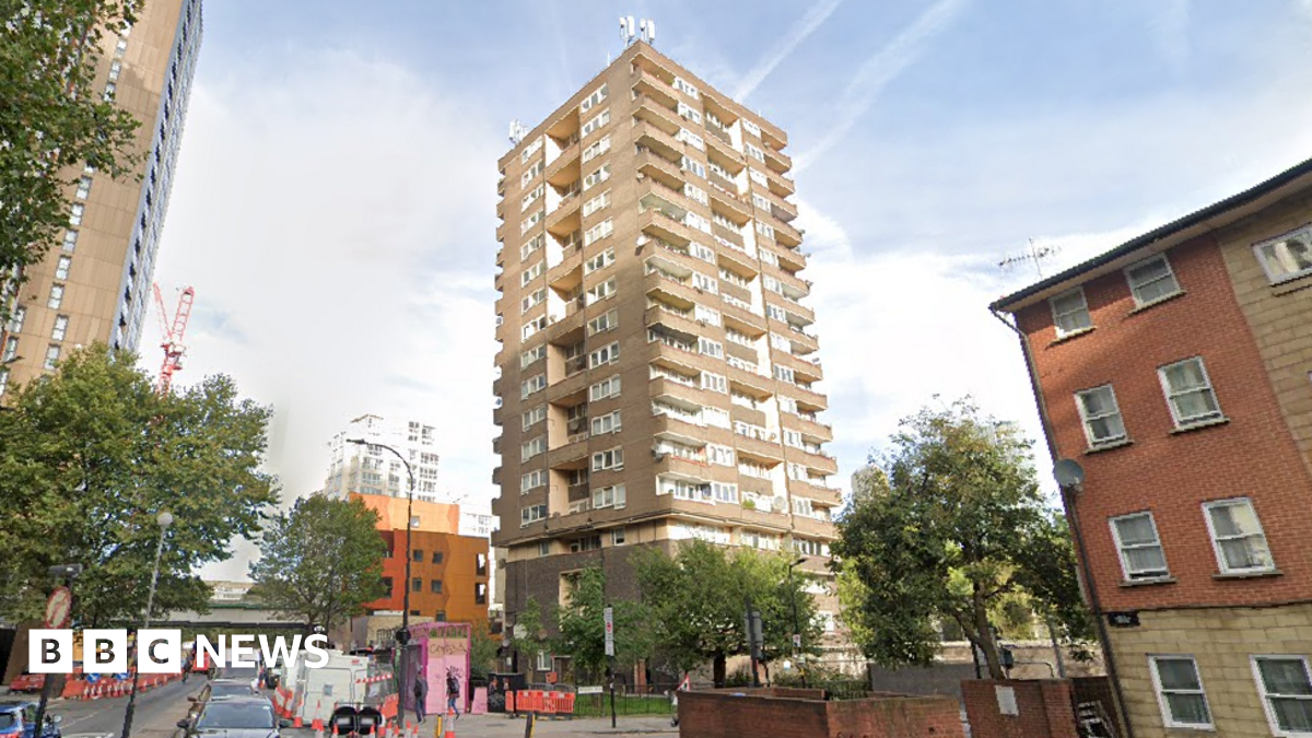 Met Police: Officer charged with assault over arrest - BBC News