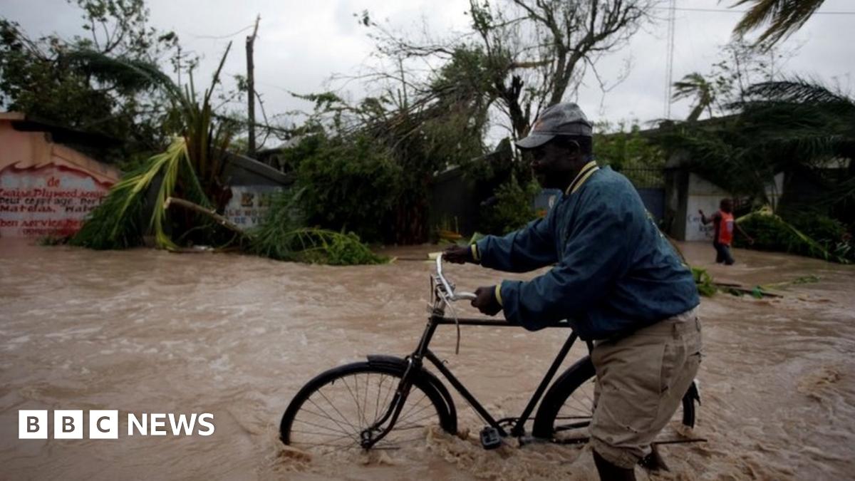 Hurricane Matthew: Category Four storm pounds Haiti - BBC News